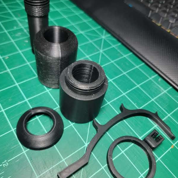 3D Printable Modular Miniature Paint Handle by Esteban Cantu