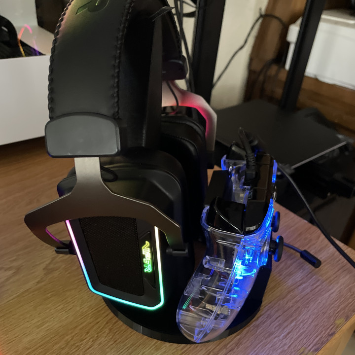 3D Printable Headset and Controller Stand by Joseph Simmons