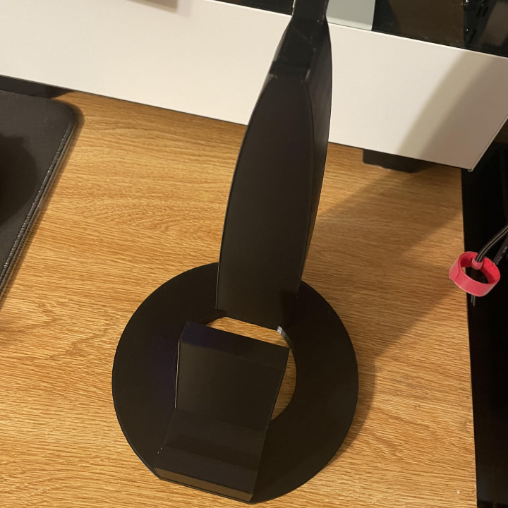 3D Printable Headset and Controller Stand by Joseph Simmons