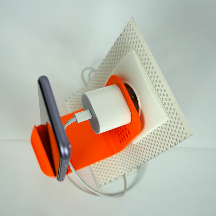 3D Printable Charger support smartphone by Corentin Paquet