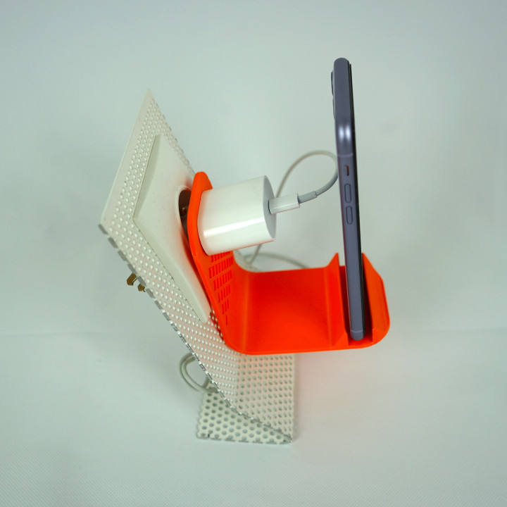 3D Printable Charger support smartphone by Corentin Paquet