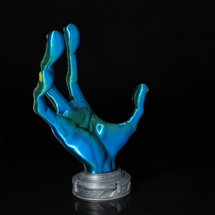 3D Printable 4-Finger Alien Hand Controller Holder by Stlflix