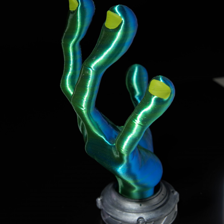 3D Printable 4-Finger Alien Hand Controller Holder by Stlflix