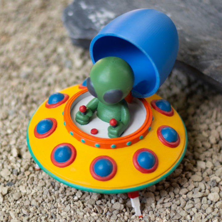 3D Printable FLYING SAUCER WITH ALIEN by Rogi Studios
