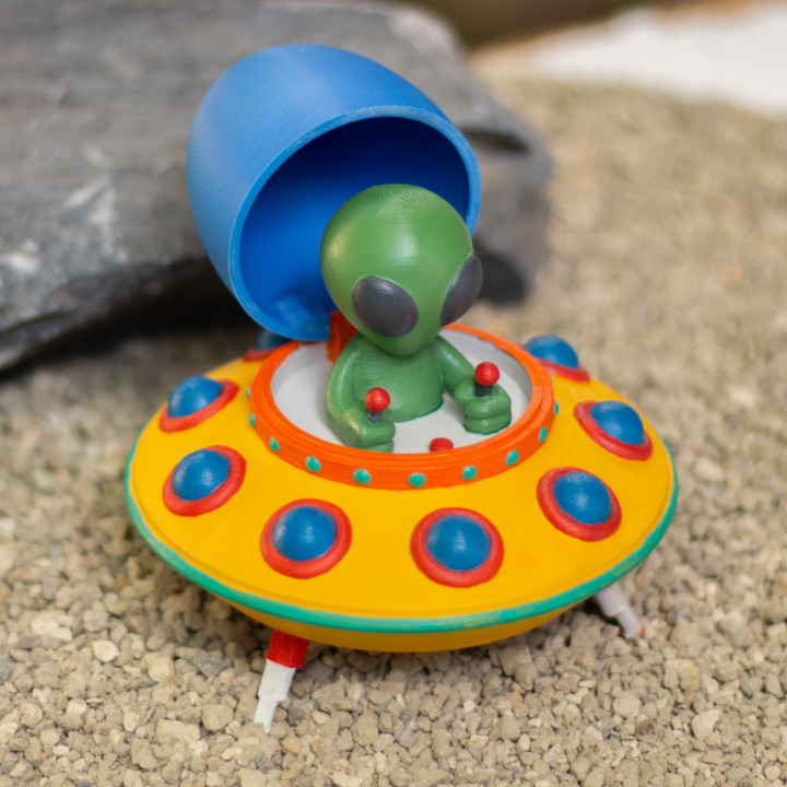 3D Printable FLYING SAUCER WITH ALIEN by Rogi Studios