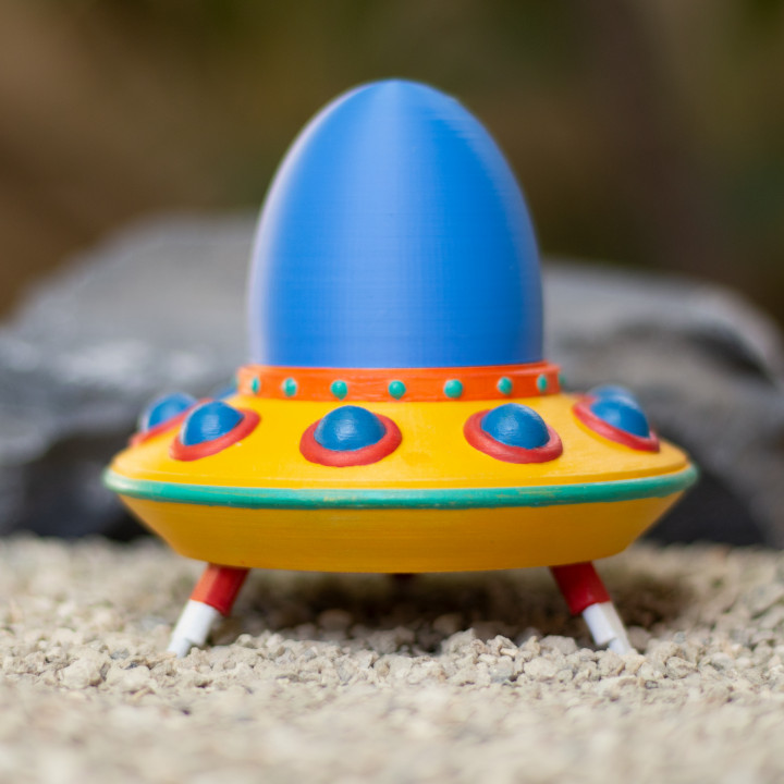 3D Printable FLYING SAUCER WITH ALIEN by Rogi Studios