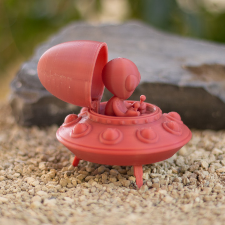 3D Printable FLYING SAUCER WITH ALIEN by Rogi Studios