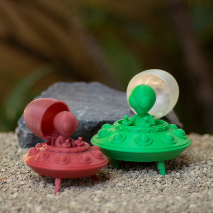 3D Printable FLYING SAUCER WITH ALIEN by Rogi Studios
