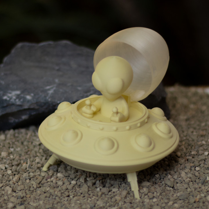 3D Printable FLYING SAUCER WITH ALIEN by Rogi Studios