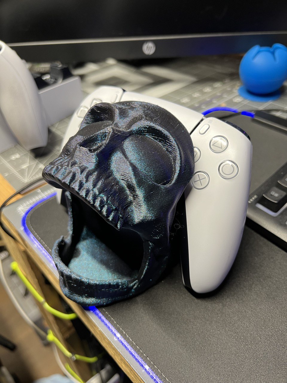 3D Printable SCREAMING SKULL CONTROLLER HOLDER - NO SUPPORTS by IK3D