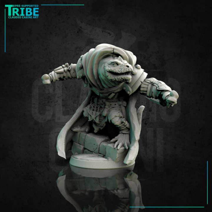 3D Printable (0132) Troglodyte lizard assassin rogue thief wit knives ...