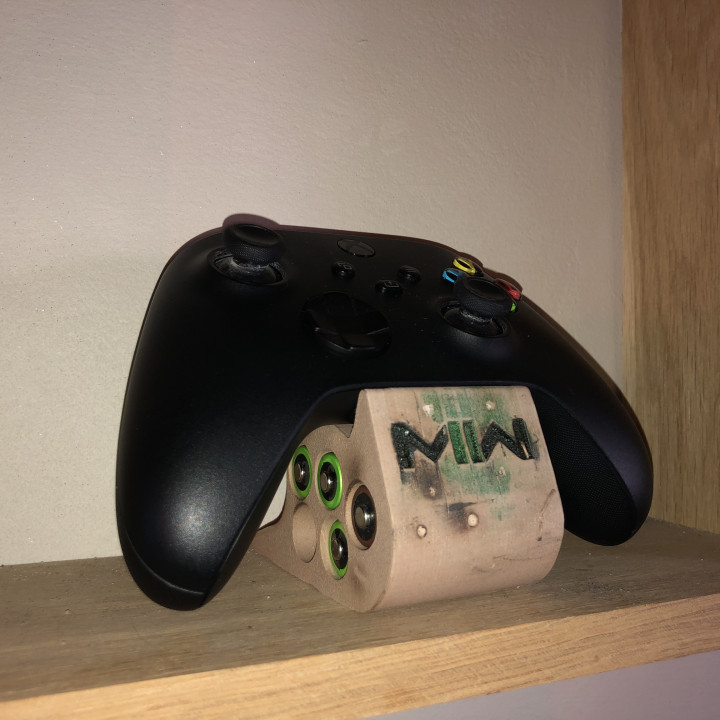 3D Printable call off duty stand for xbox controller by kylienn
