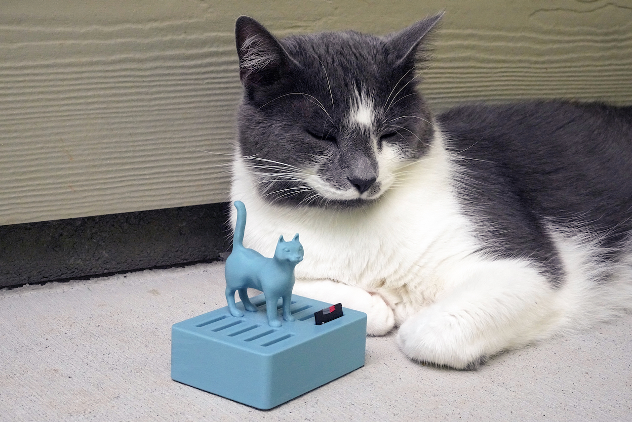 3D Printable Cat SD Card holder by Philippe Barreaud