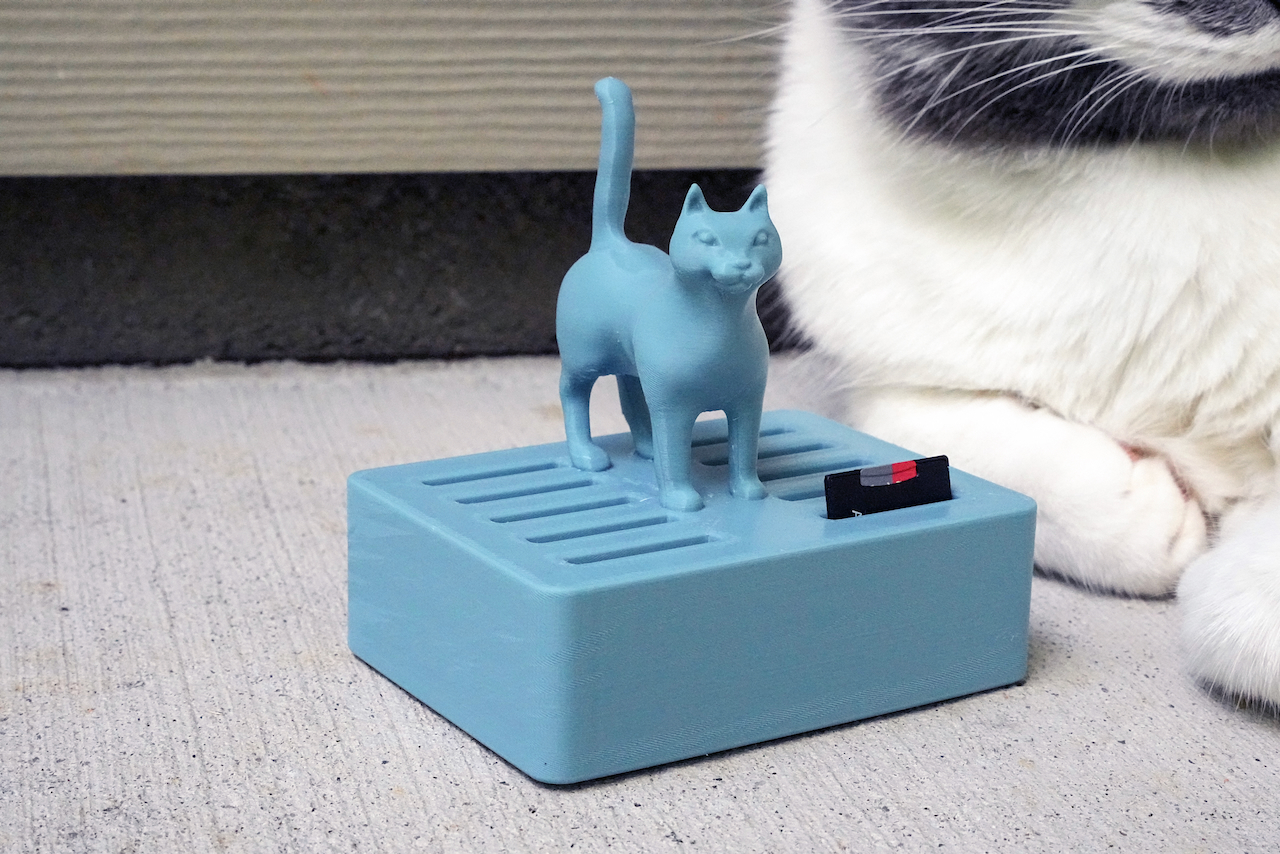 3D Printable Cat SD Card holder by Philippe Barreaud