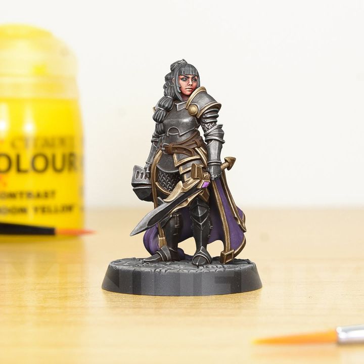 3D Printable Ester Sunwalker [PRE-SUPPORTED] Female Paladin Cleric 32mm ...