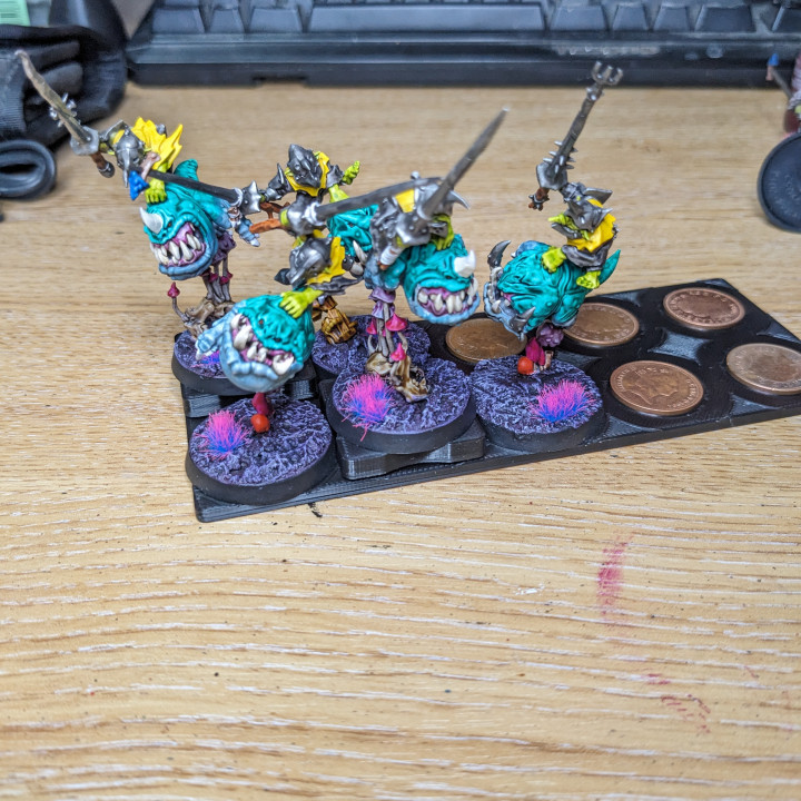 3D Printable 32mm round to 30mm square wargaming movement tray base ...