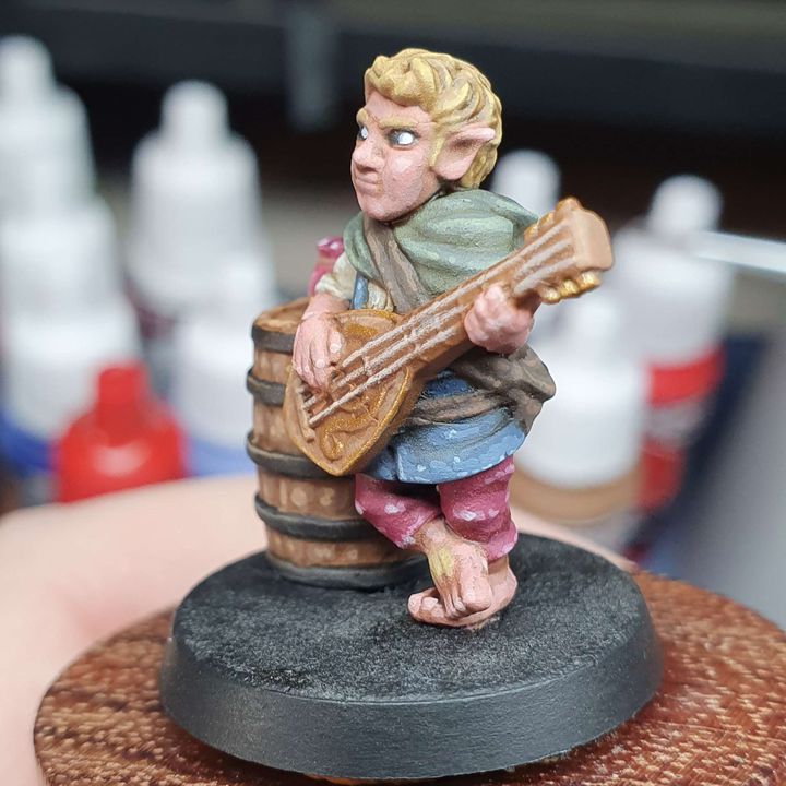 3D Printable B.B. - Halfling Bard/Thief - Fantasy Miniature by TubbsMinis