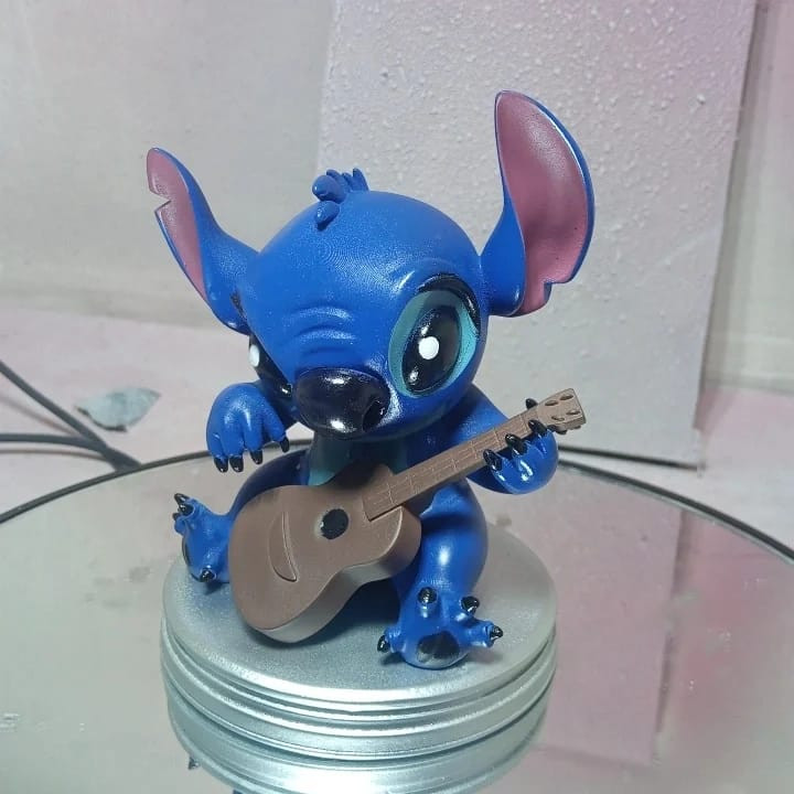 3D Printable Stitch playing guitar by João Vitor Ferreira Lopes