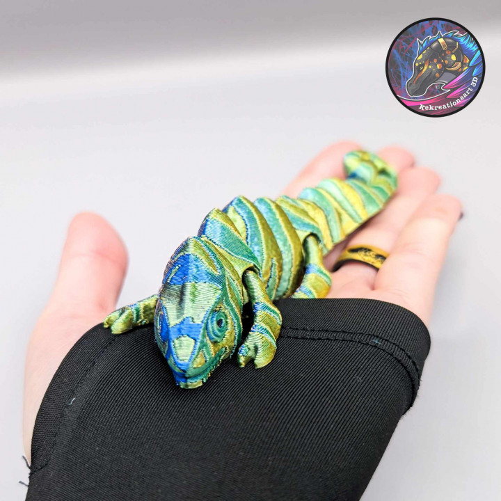 3D Printable Baby Flexi Chameleon Keychain by Kirsten M