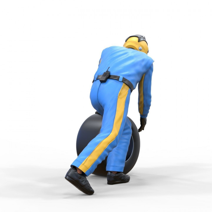 3D Printable N3 Pit crew with tire 3D print model by 3DP Miniatures