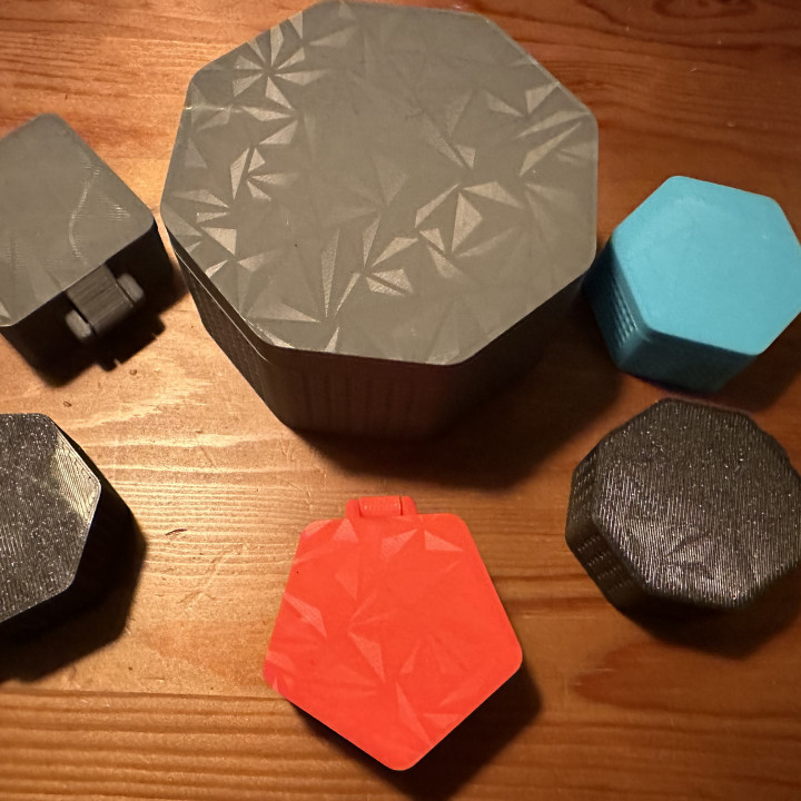 3D Printable Hinged Boxes in different shapes and sizes by Ramon