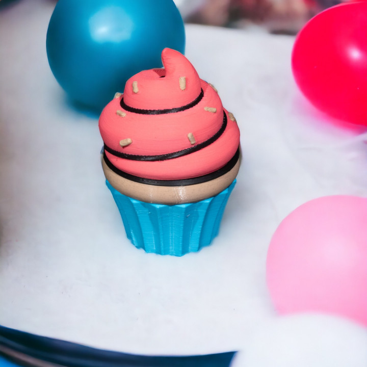 3D Printable 2/3D Cupcake Container by Stlflix