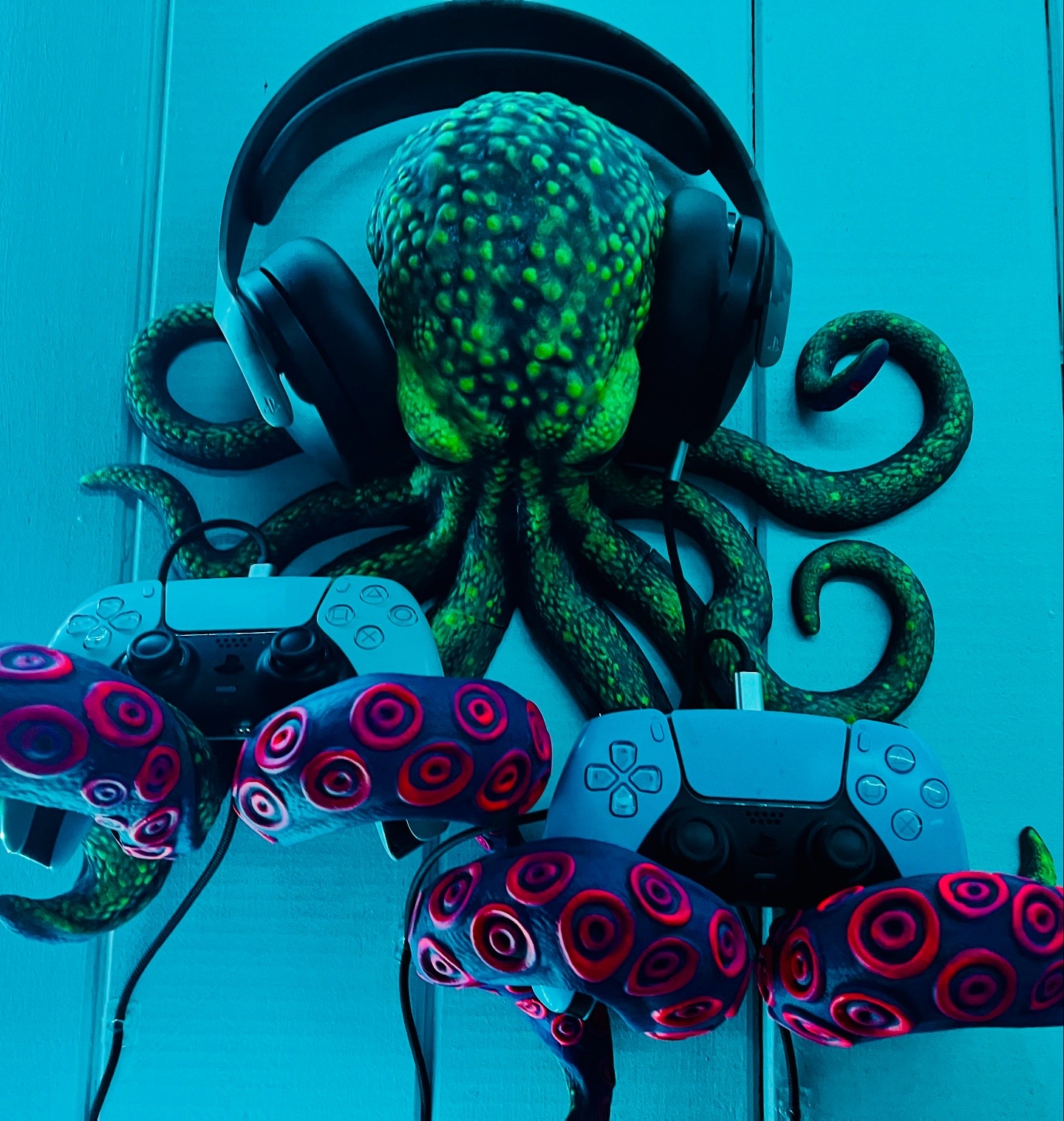 3D Printable Octopus Controller & Headphone Holder by Stlflix
