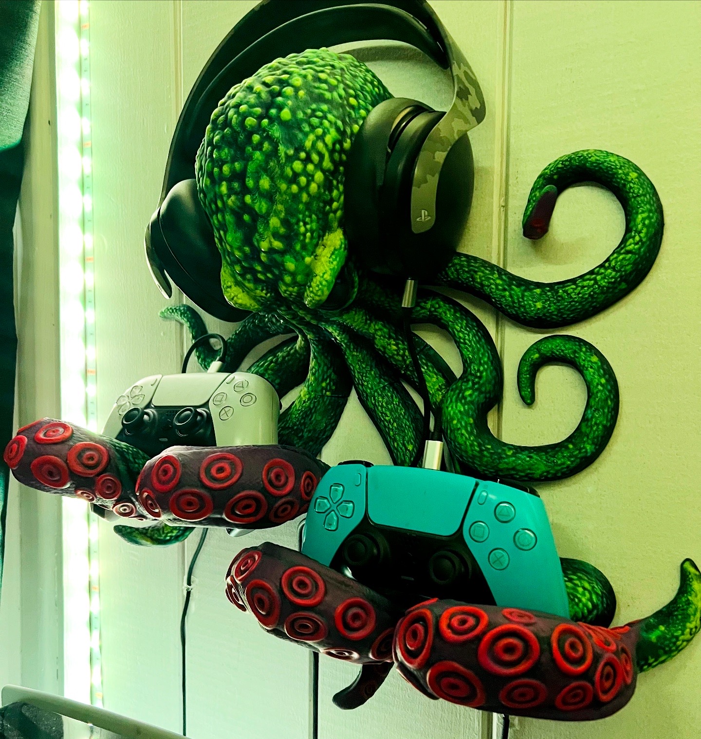 3D Printable Octopus Controller & Headphone Holder by Stlflix