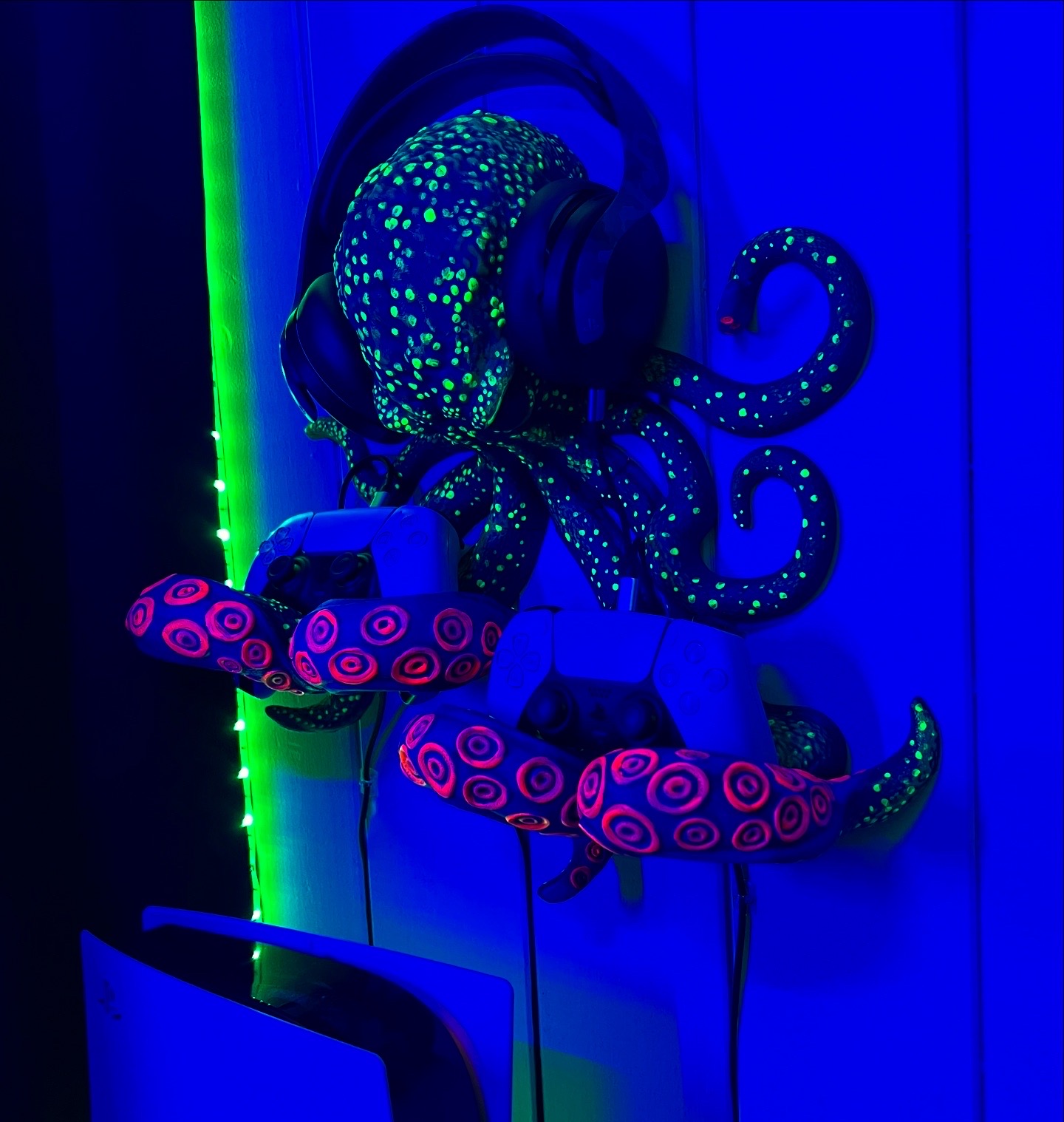 3D Printable Octopus Controller & Headphone Holder by Stlflix