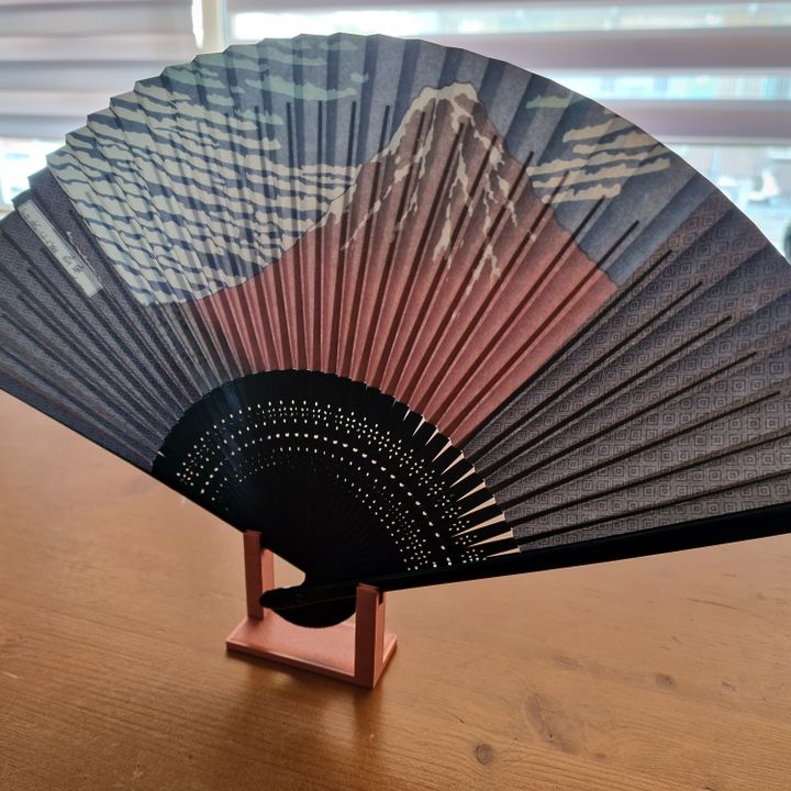 3D Printable Sensu (japanse hand fan) stand by Kevin de Bie (Kevinsky86)