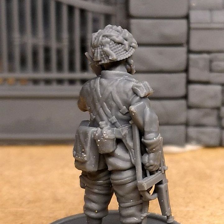 3D Printable 28mm US OFFICER with Talkie Walkie SCR-536 by Colonel Muller