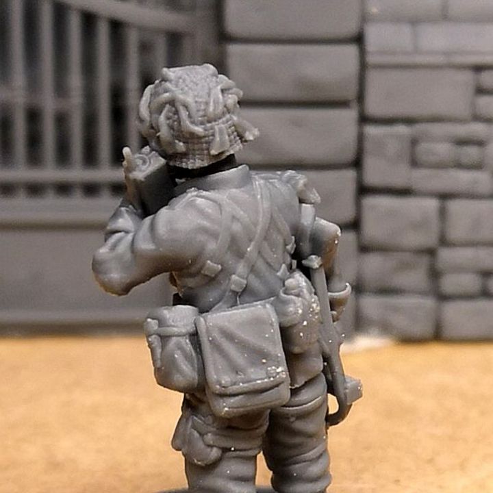 3D Printable 28mm US OFFICER with Talkie Walkie SCR-536 by Colonel Muller