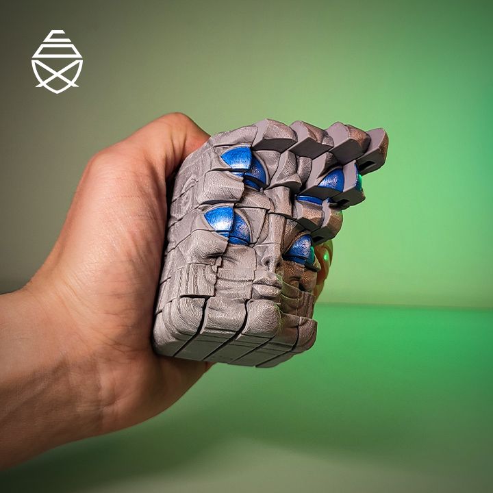 3D Printable PIXEL ALIEN + BODY HOLDER by PipeCox