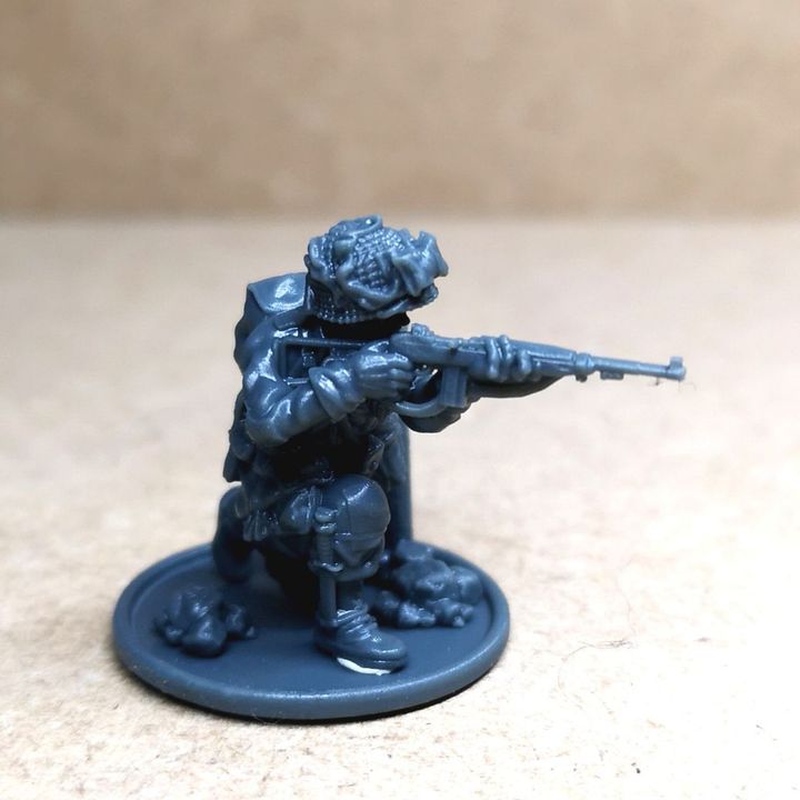3D Printable WW2 28mm US Paratrooper firing M1 carbine (MODUL-HEAD) by ...