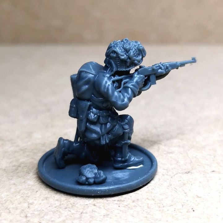3D Printable WW2 28mm US Paratrooper firing M1 carbine (MODUL-HEAD) by ...