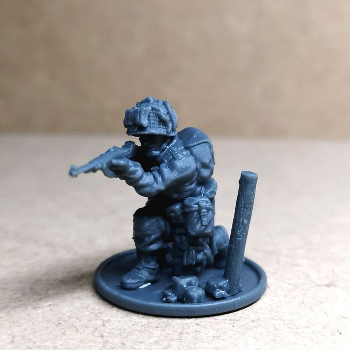 3D Printable WW2 28mm US Paratrooper firing M1 carbine (MODUL-HEAD) by ...
