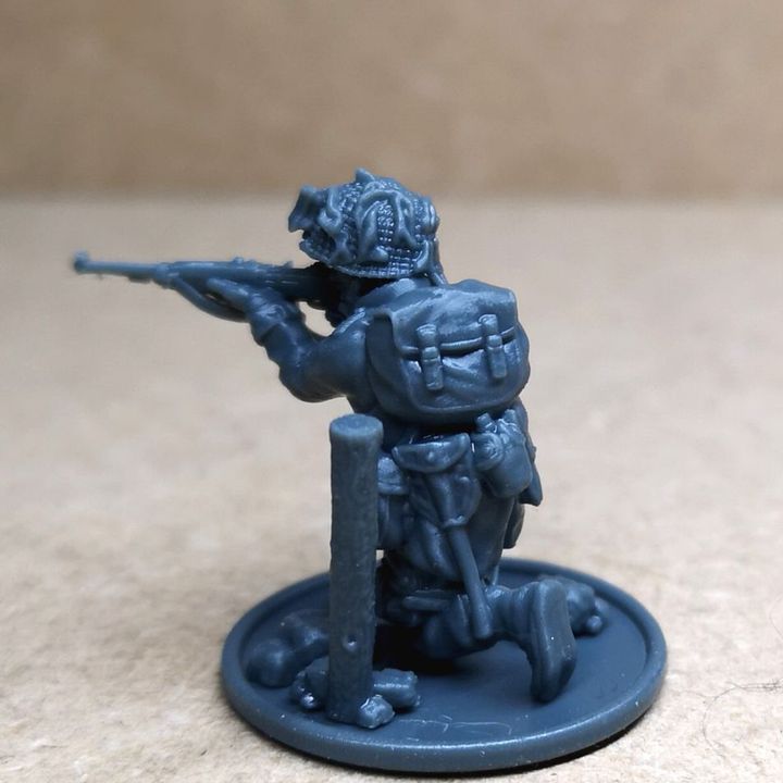 3D Printable WW2 28mm US Paratrooper firing M1 carbine (MODUL-HEAD) by ...