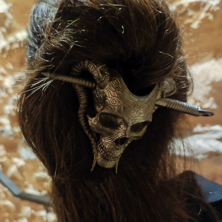 3D Printable Skull hair clip by Lionel Rigollet