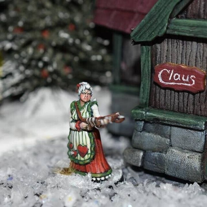 3D Printable Santa & Mrs. Claus by War in Christmas Village