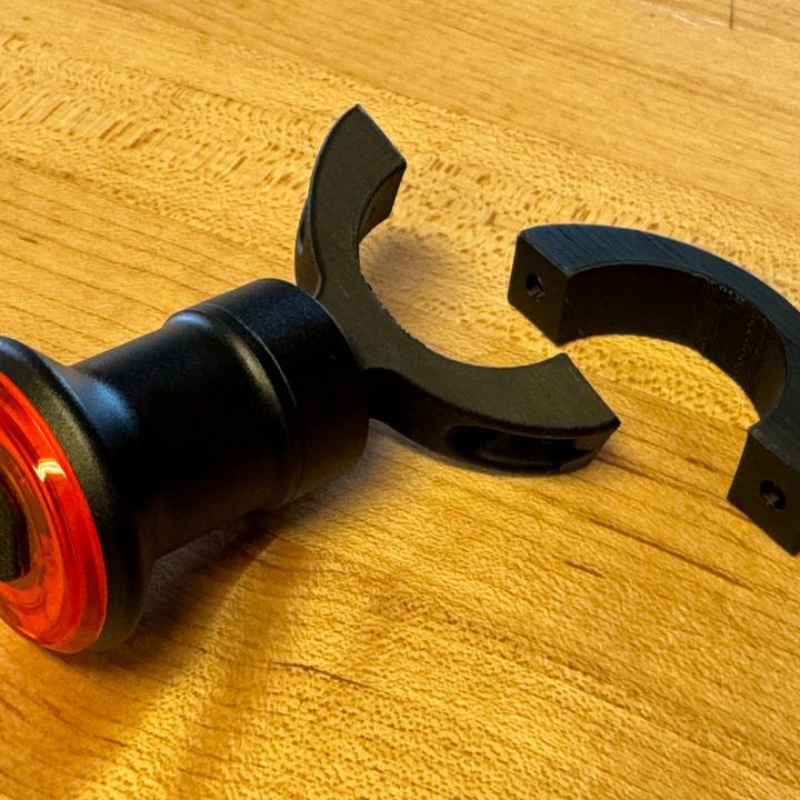3D Printable Bike light seat post bracket by Stephanie Cervi