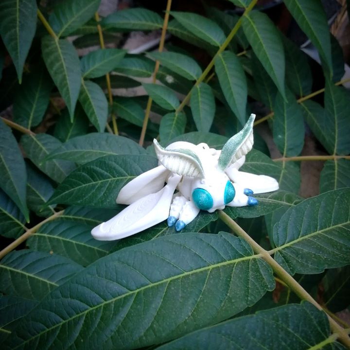 3D Printable Realistic fuzzy / spongy moth (single stl file) by Hansan.A