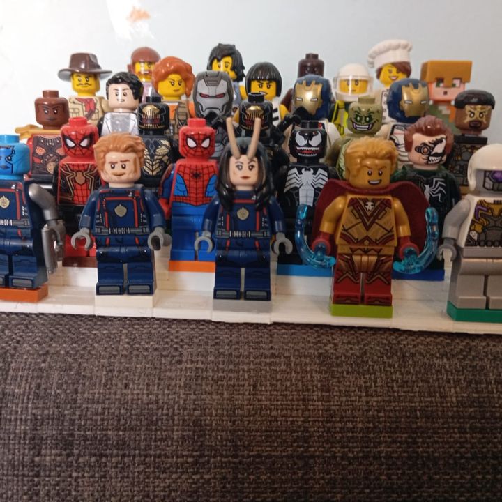 3D Printable Minifigures support for legos by ciro