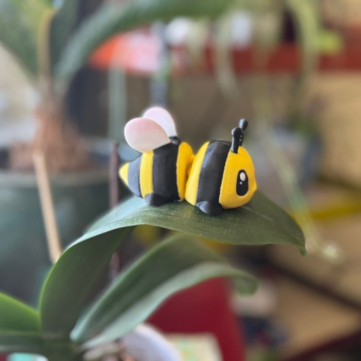 3D Printable Bumble Bee and Heart Bee flexi friend by Teal Cat Creative