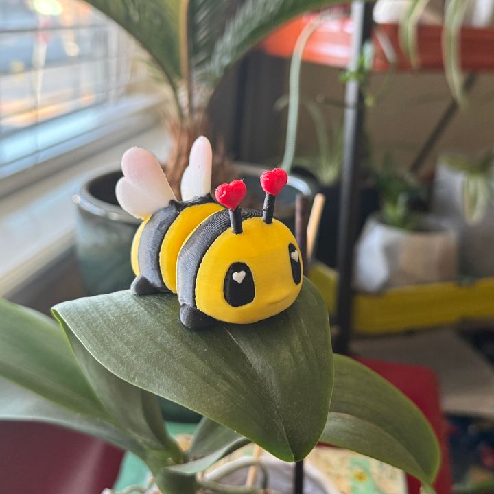 3D Printable Bumble Bee and Heart Bee flexi friend by Teal Cat Creative