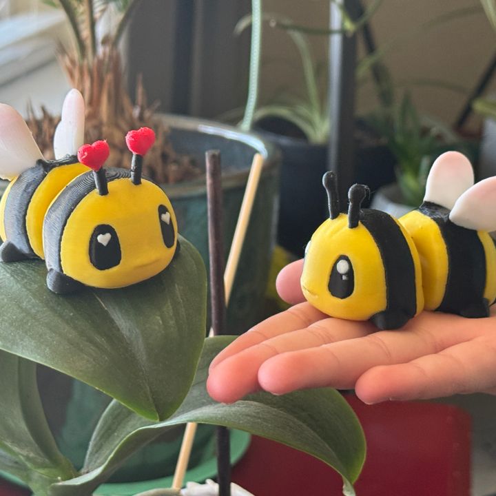 3D Printable Bumble Bee and Heart Bee flexi friend by Teal Cat Creative