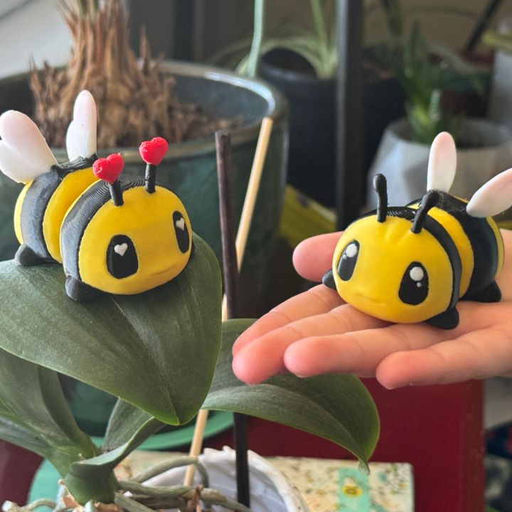 3D Printable Bumble Bee and Heart Bee flexi friend by Teal Cat Creative