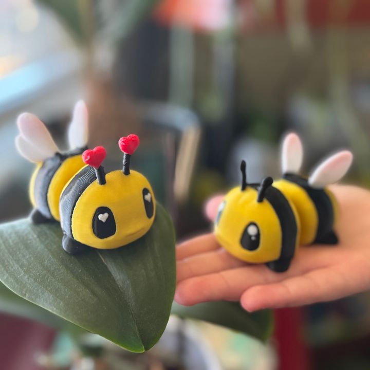 3D Printable Bumble Bee and Heart Bee flexi friend by Teal Cat Creative
