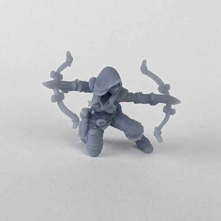3D Printable Stealthy Huntress - Dual Crossbow Rogue (28mm Miniature ...
