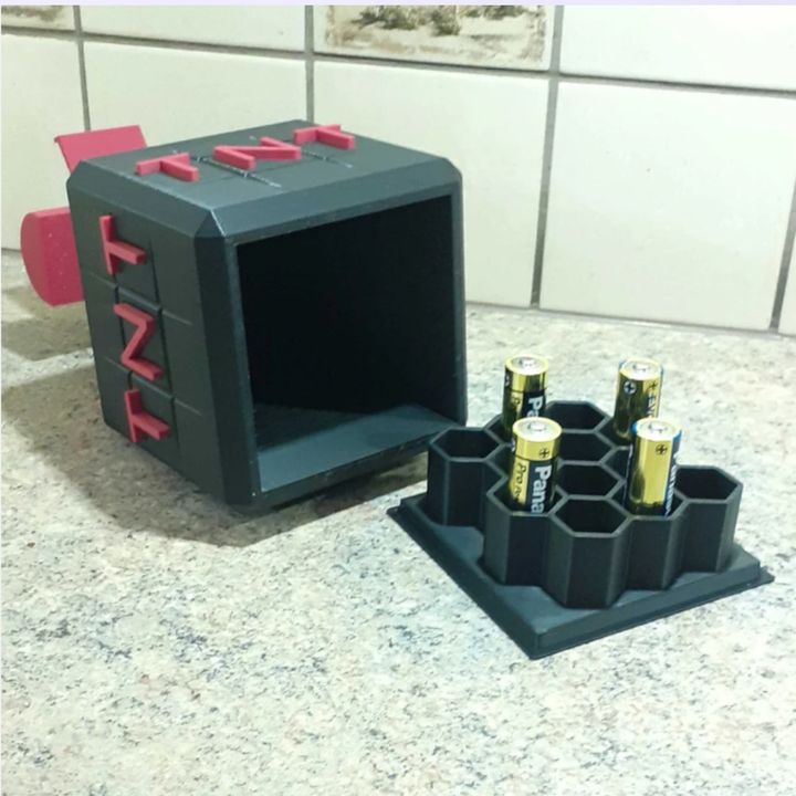 3D Printable TNT controller stand and battery organizer by Mazetropolis