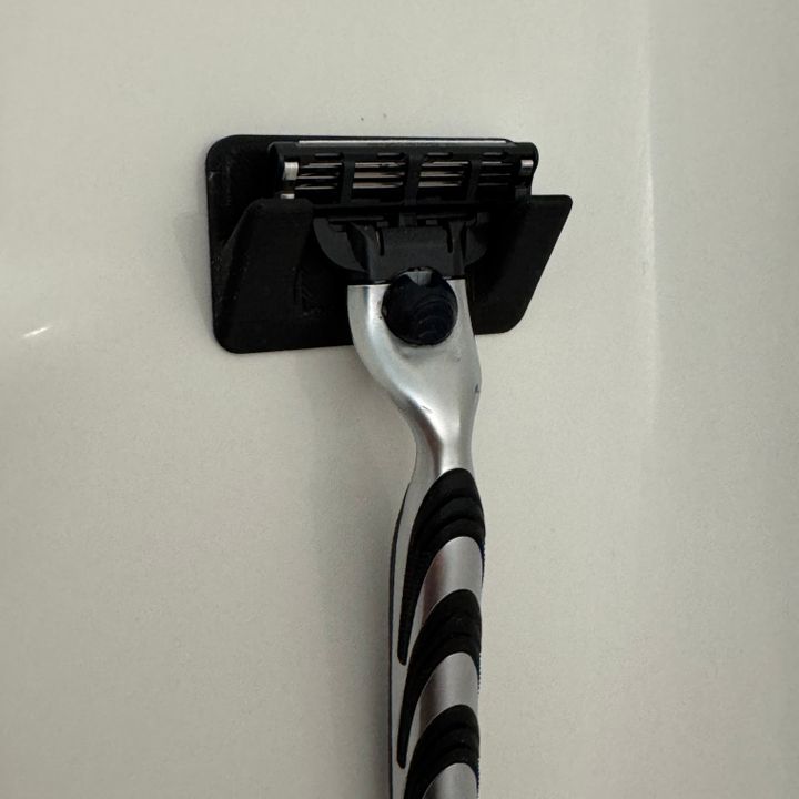 3D Printable Wall Mount Razor Holder - designx-lab.com by Giovanni Cicci